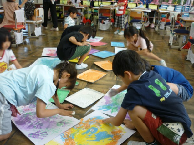 図工「さわってかくのきもちいい」 さいたま市立大成小学校