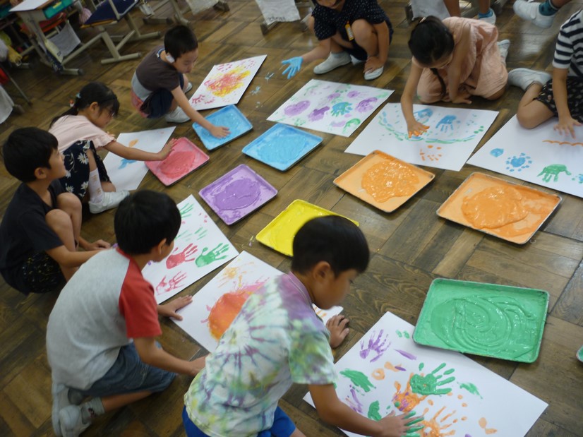 図工「さわってかくのきもちいい」 さいたま市立大成小学校